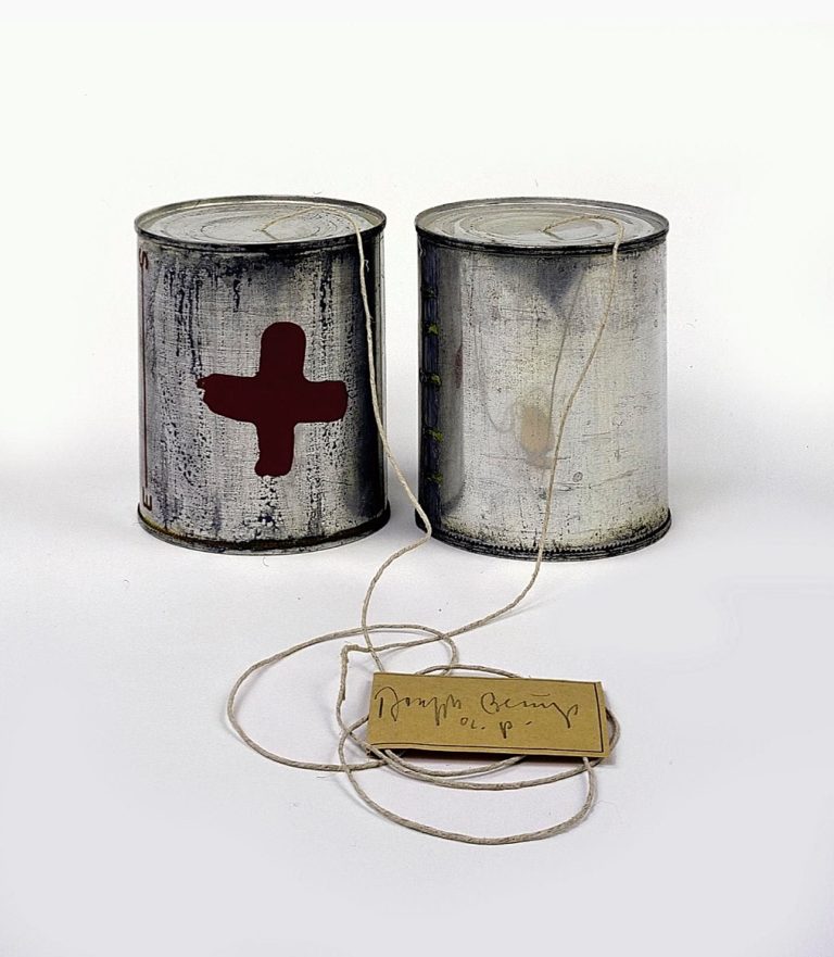 Joseph Beuys, la Croix-Rouge et le feutre gris | L’humanitaire dans ...