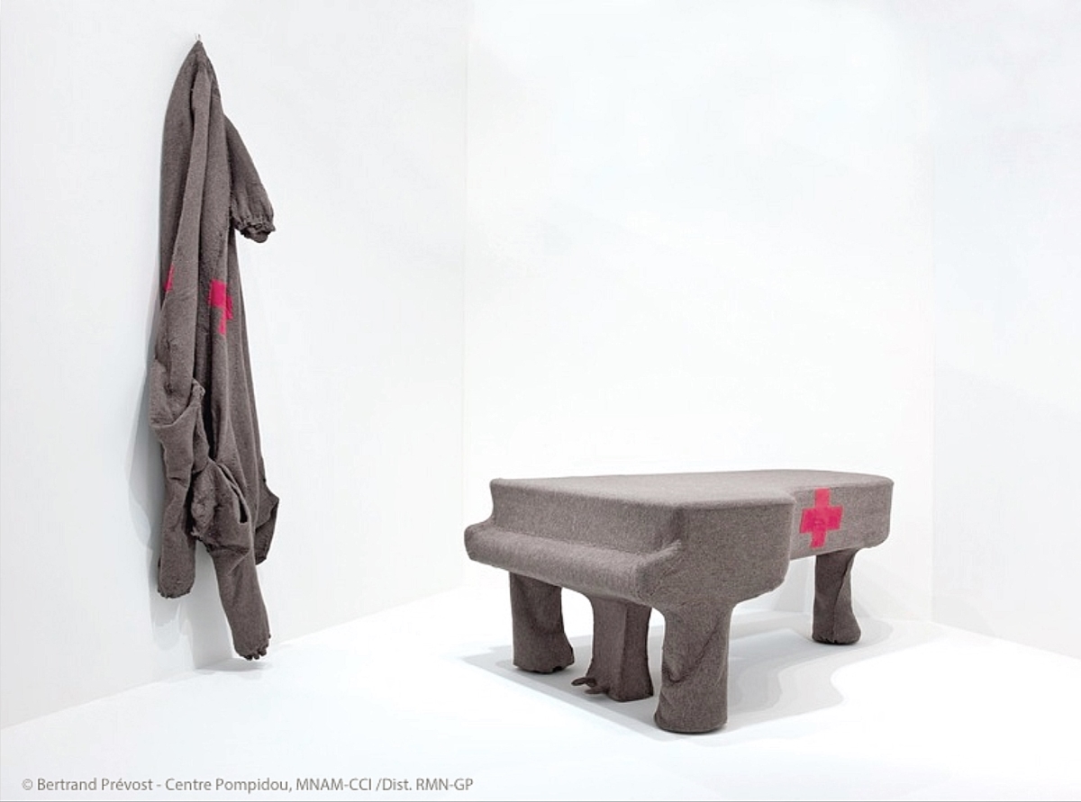 Joseph Beuys, la Croix-Rouge et le feutre gris | L’humanitaire dans ...