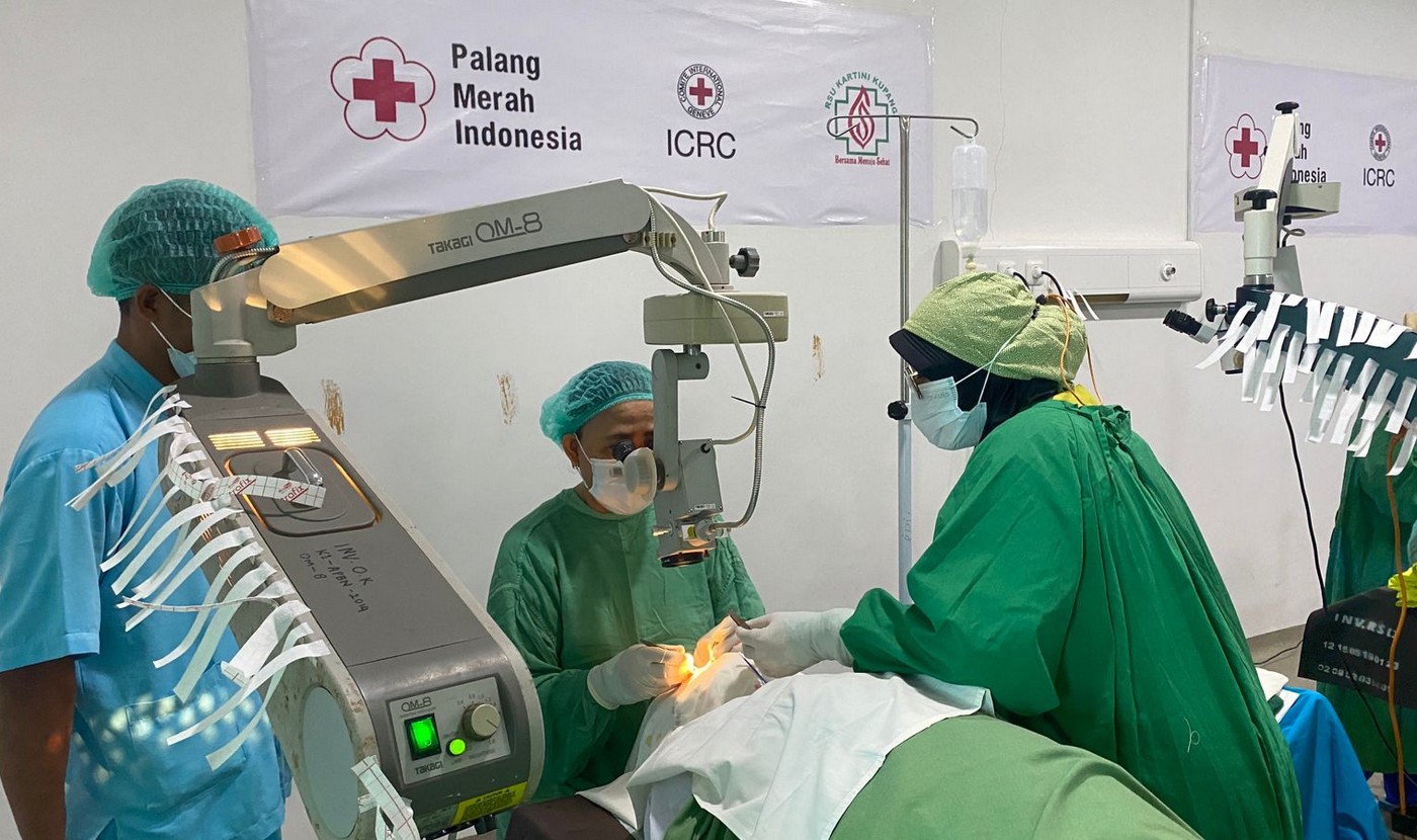 Masyarakat Alor di NTT mendapat pelayanan operasi katarak gratis - The ICRC in Indonesia | The ...