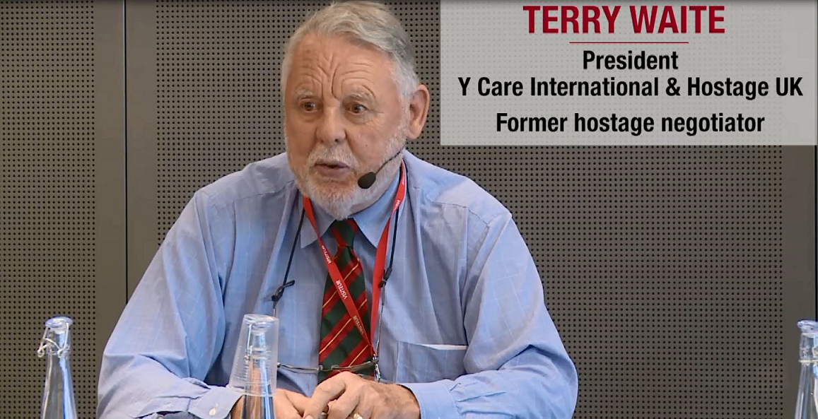 terry waite - resized - Derecho y Políticas Humanitarias