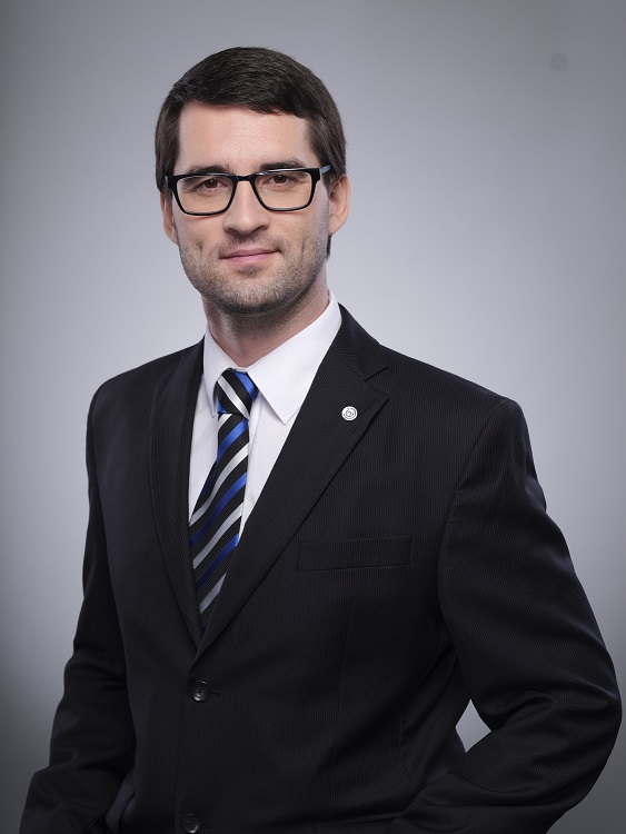 Tomas Minarik headshot2 - Derecho y Políticas Humanitarias