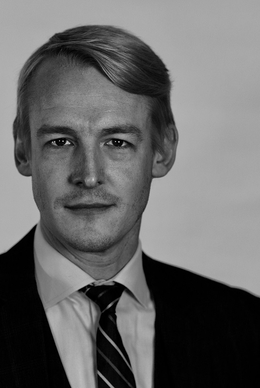 Sean+McDonald+Headshot.BW2 - Direito e Políticas Humanitárias